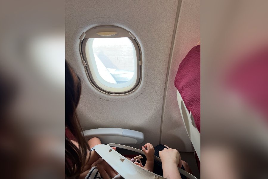 Child accidentally dislodges airplane window frame, leaving father ...