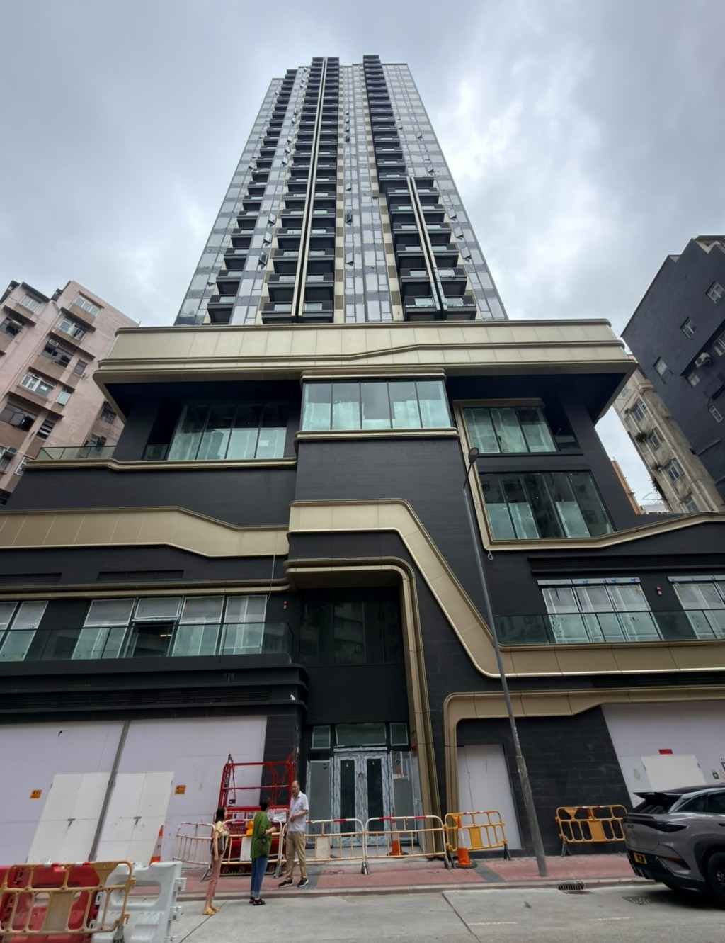 Construction worker falls from platform in Prince Edward