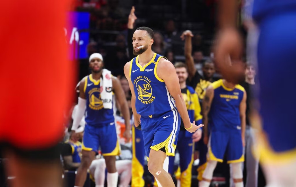 Stephen Curry pours in 31 to propel Warriors past Rockets