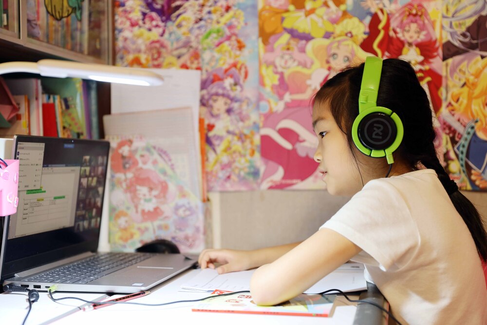 First day of school restart goes online