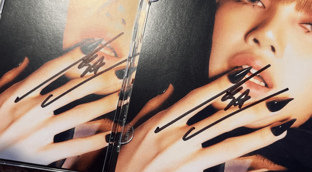 Blackpink’s Lisa under fire for alleged autopen signatures