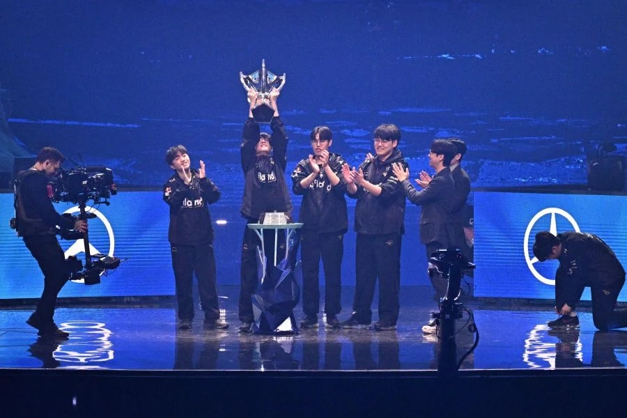 Esports superstar Faker's team wins trophy at the League of Legends ...
