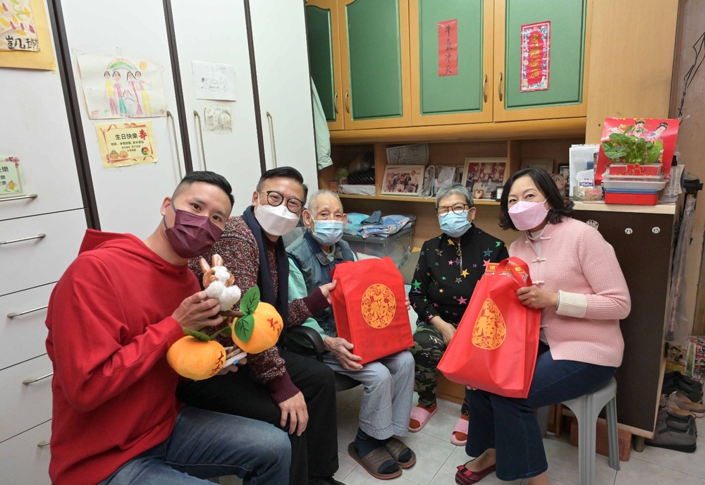 Deputy justice chief hands out LNY blessing bags to Wong Tai Sin grass ...