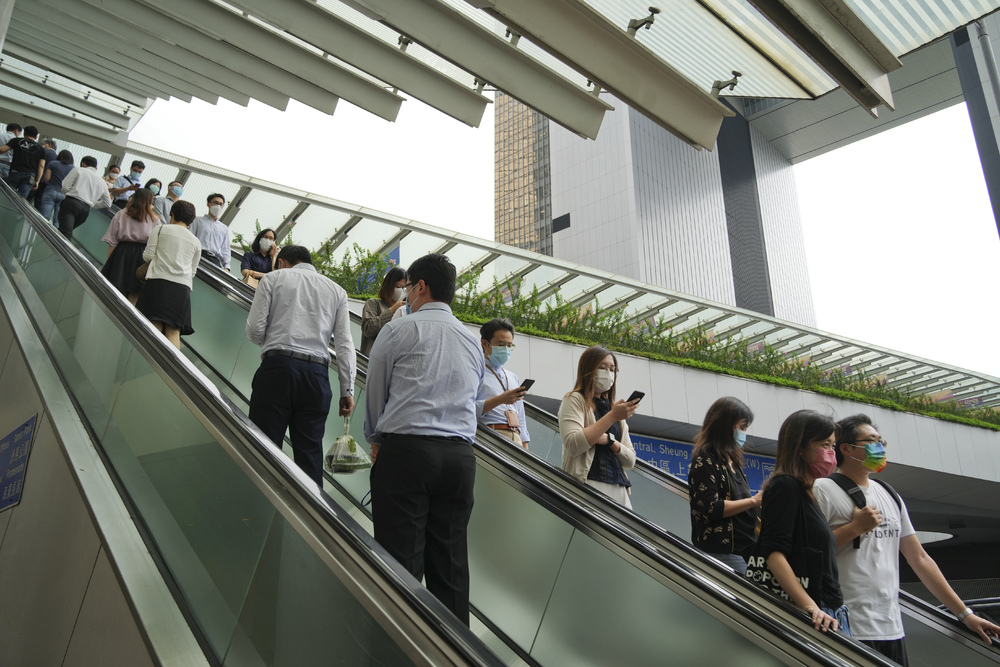 30,000 civil servants wait on five-day work week