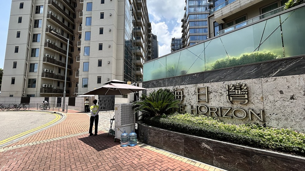 Lovers' tiff to knife fight leaves one injured in Pak Shek Kok