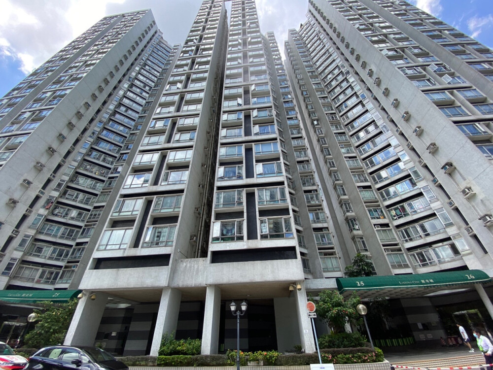 Police hunt for suspect who vandalized window with BB gun in Lam Tin