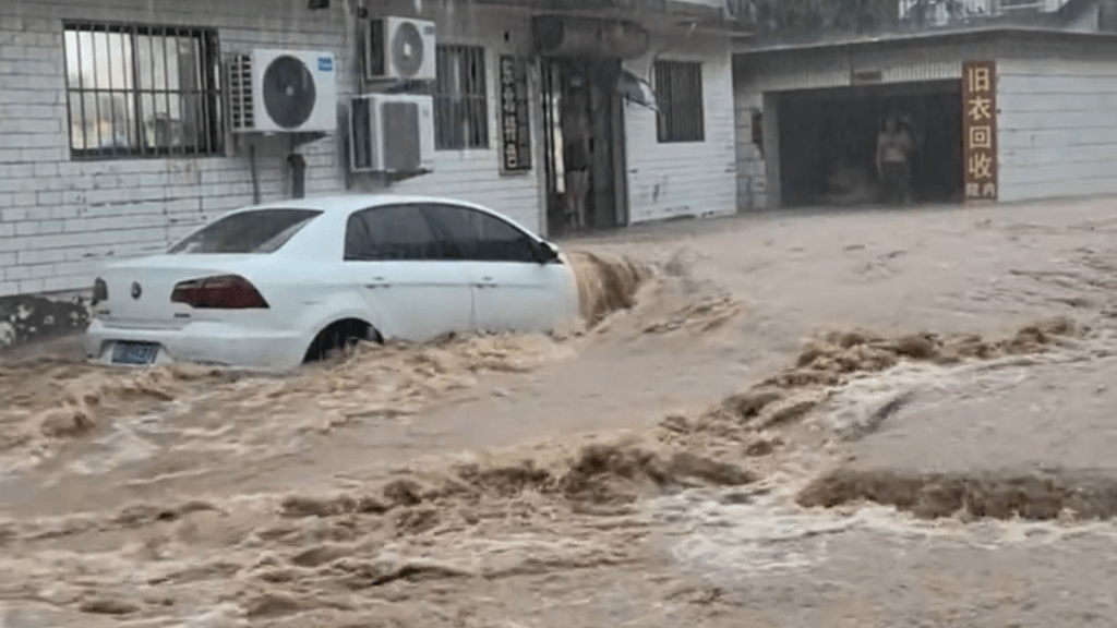 Rain in northern China kills 2, forces thousands to relocate