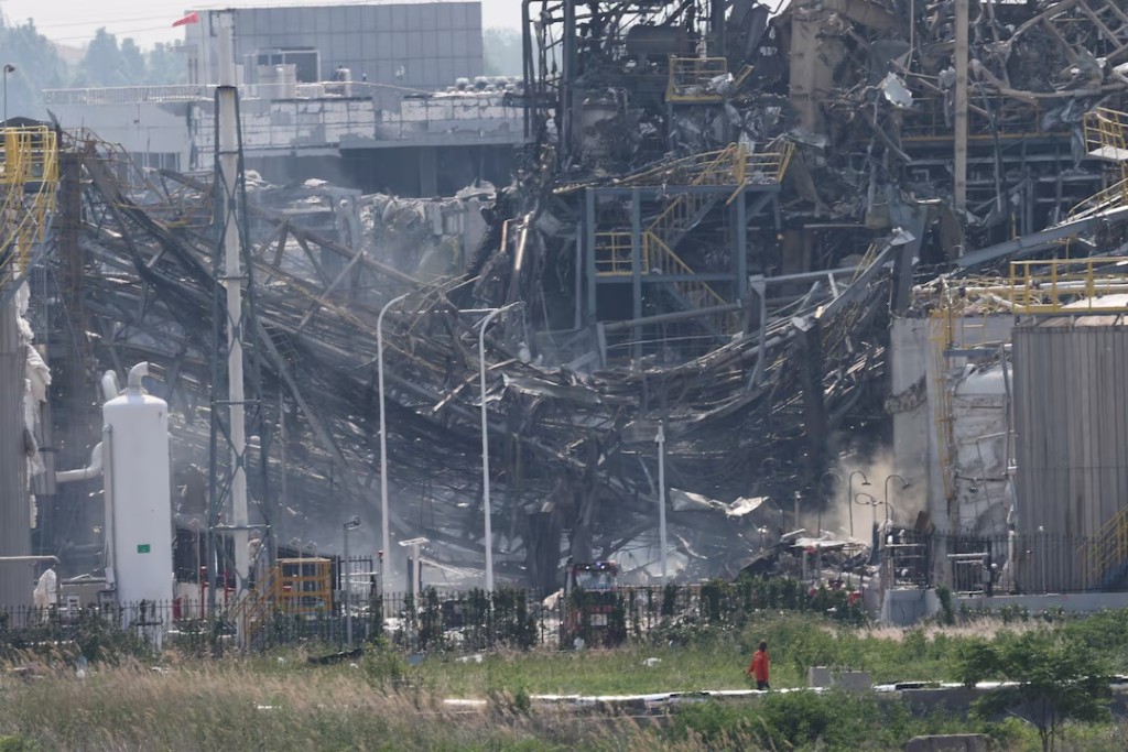 Residents pick up the pieces one day after deadly China chemical blast