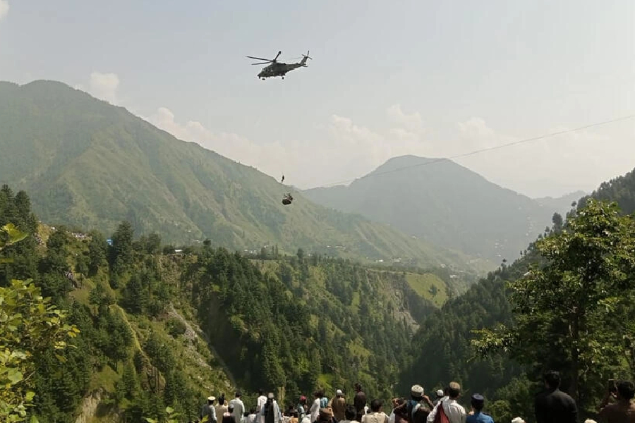 Children trapped in cable car dangling over Pakistan ravine