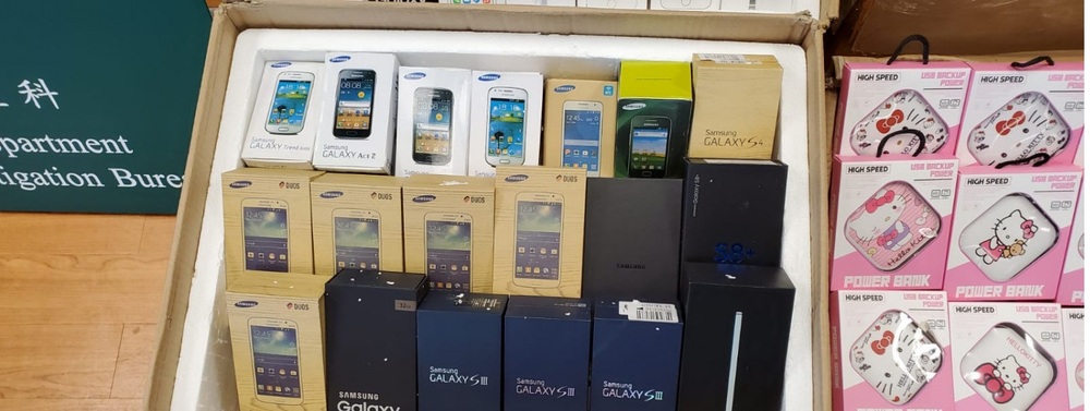 Two arrested in Tsim Sha Tsui for knock-off mobile phones from China
