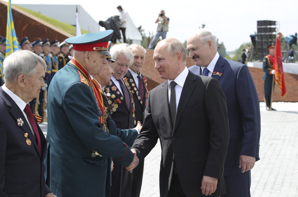 Putin unveils monument to fallen Red Army WWII soldiers