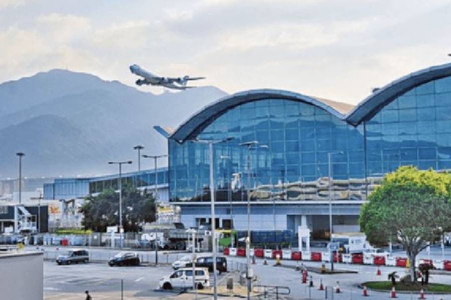 Airport police arrest man for concealing an extendable baton in luggage