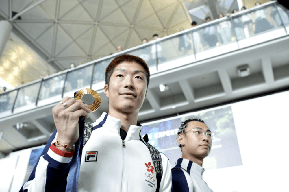 Edgar Cheung returns to Hong Kong amidst crowd cheers