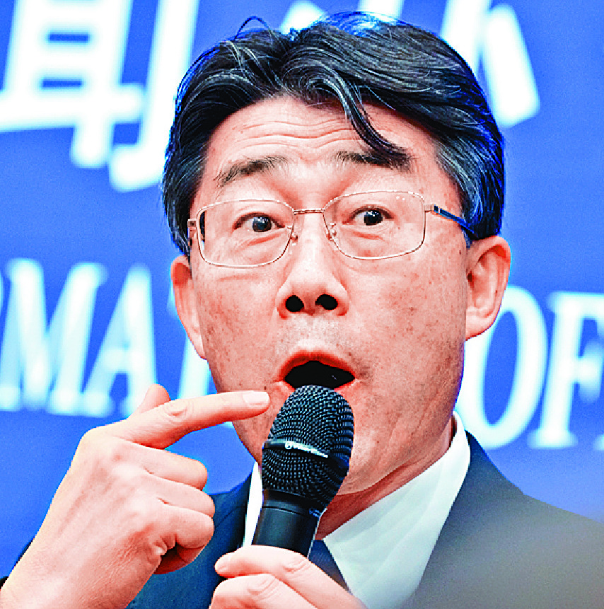 CDC head becomes vaccine guinea pig