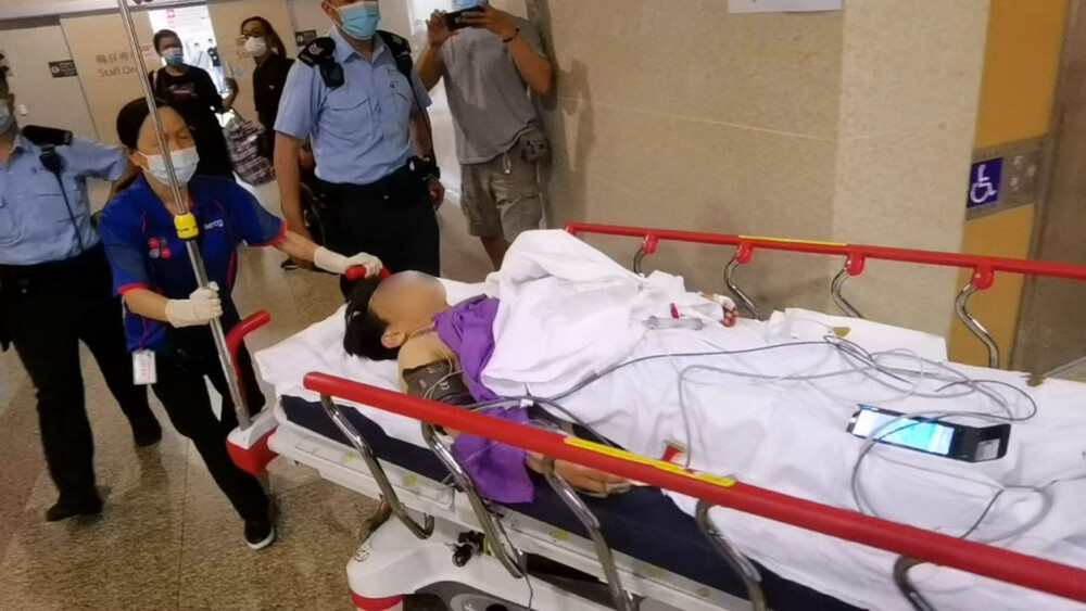 Dumb thief cuts himself after slashing and robbing Tai Po woman in ...