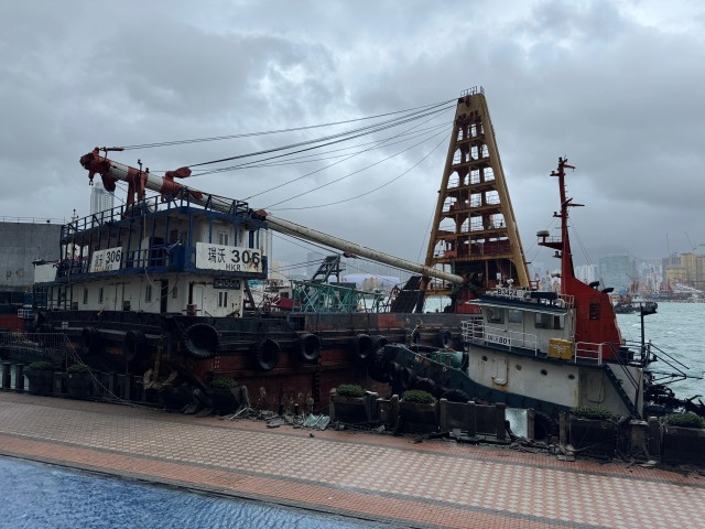 (Video) Out-of-control barge slams into Hung Hom waterfront during ...