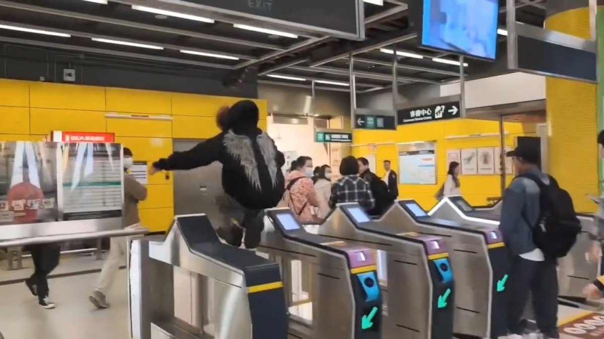 Man, 19, arrested for vaulting MTR turnstile at Yau Tong station