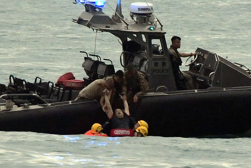 Worker dies in harbor loading area fall