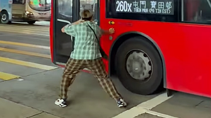 Angry bus chaser arrested after pressing emergency door-open button