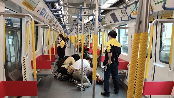 Man arrested after escalating conflict on MTR with paint thinner