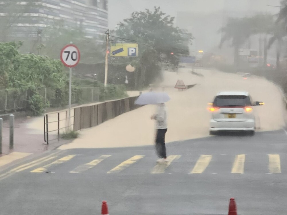 Red Rainstorm Warning in force with over 200 mm of rainfall in Tseung ...