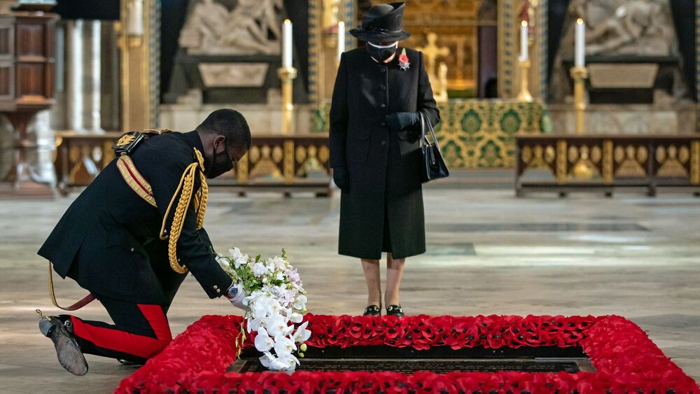 UK monarch dons face mask for first time in public