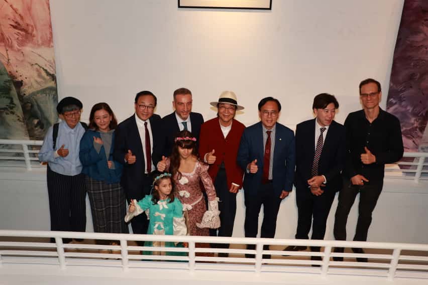 Michael Hui honors artist David Chan at milestone exhibition