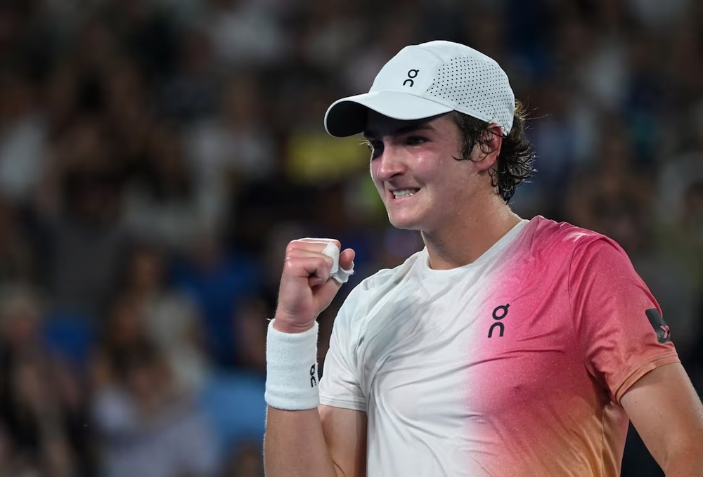 Teen star Fonseca out of Australian Open in five-set thriller