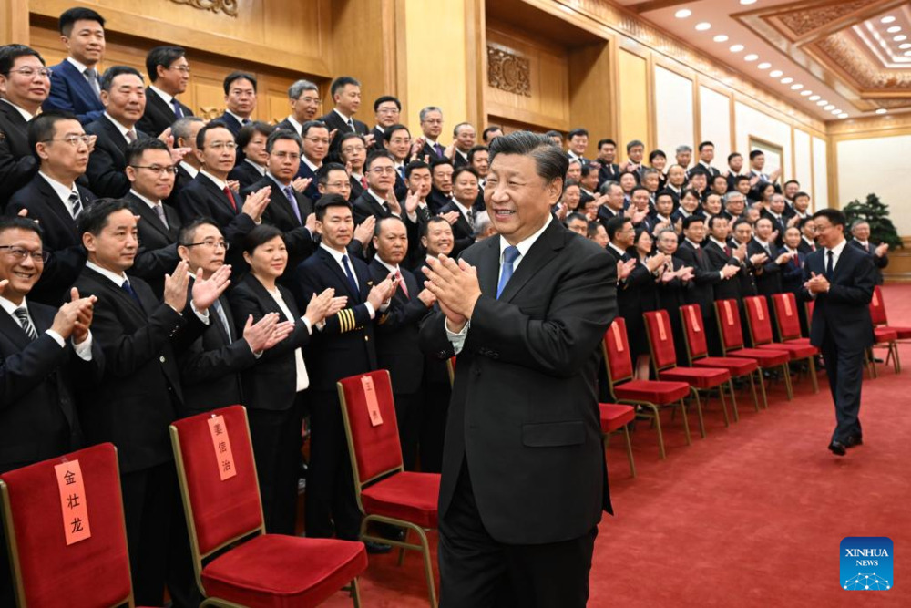 President Xi meets C919 jet team, commends achievements