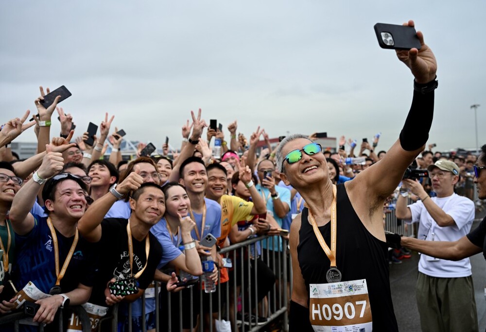 Over 10,000 runners race on Airport Runway in historic event