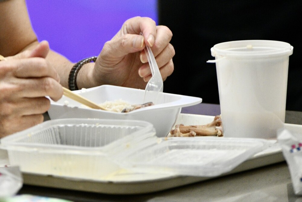 Plastic ban begins at chain restaurants, certain stores provide ...
