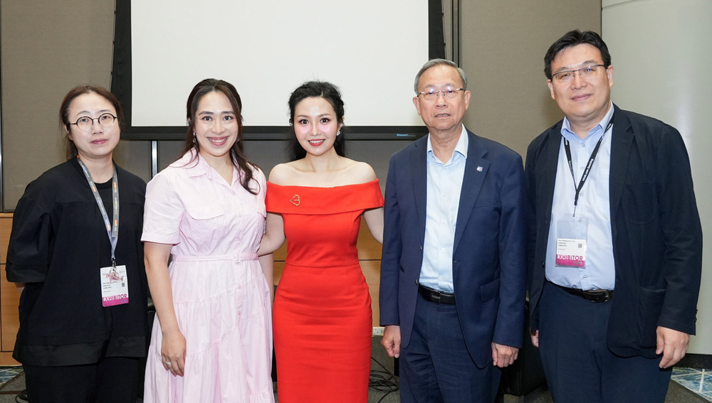 Renowned TV host Victoria Tang Releases New Book "I Love Hong Kong ...