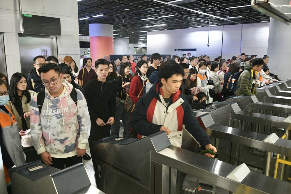 Early rush back to HK to beat late night checkpoint surge