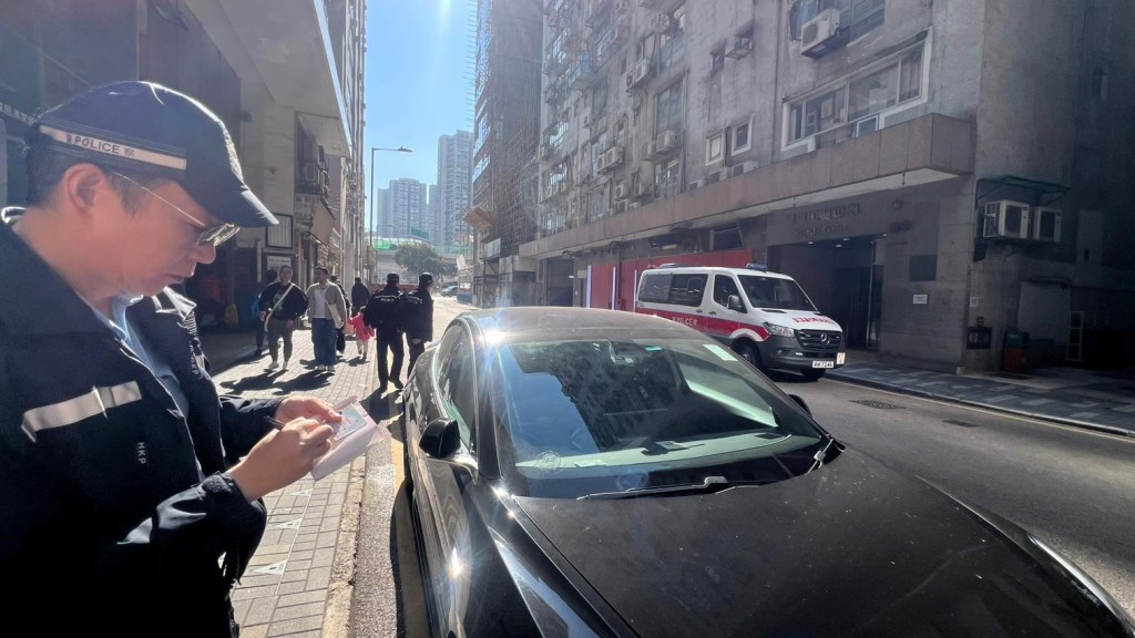 Objects repeatedly fall from height in Kwun Tong