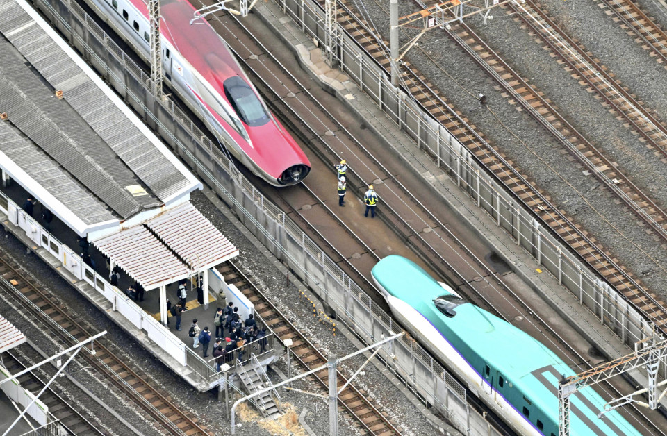 Bullet trains halted in eastern Japan after train's cars decouple