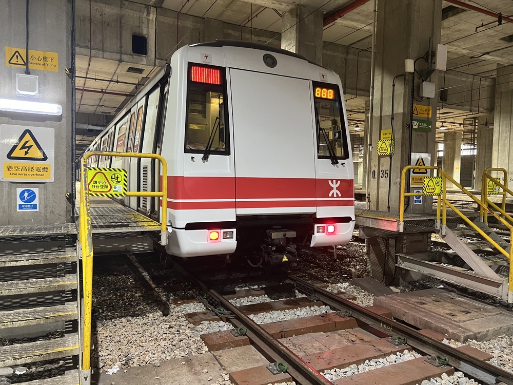 (Pictures) MTR celebrates 45th anniversary with replica of first-gen train