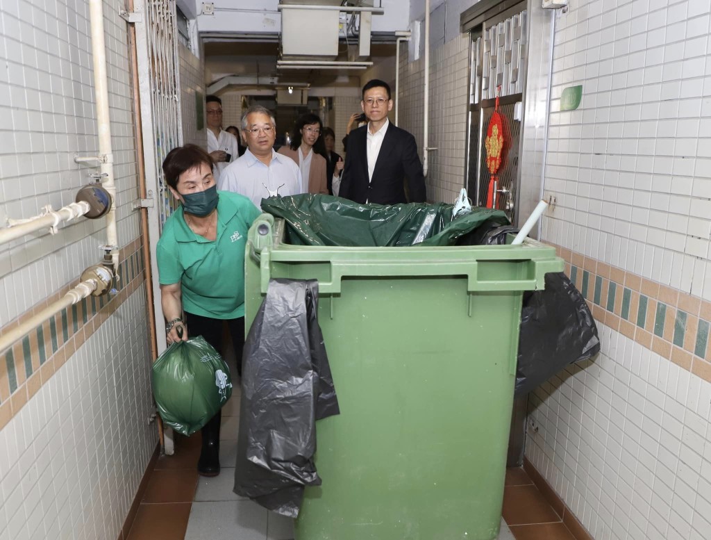 HK abandons waste-charging scheme, cites economic pressures