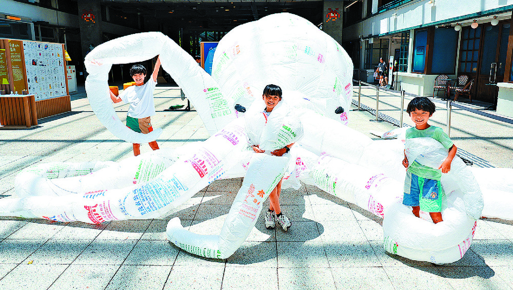 Giant octopus points the way