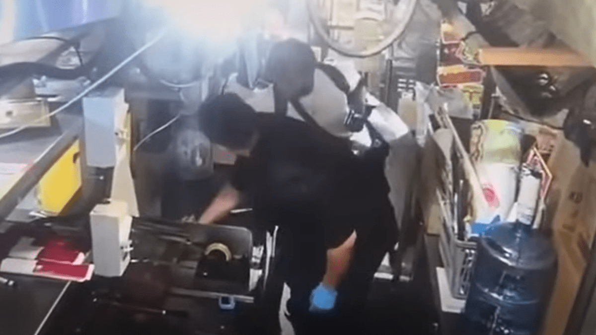 (Video) Footage shows suspect's blank expression during kitchen knife ...