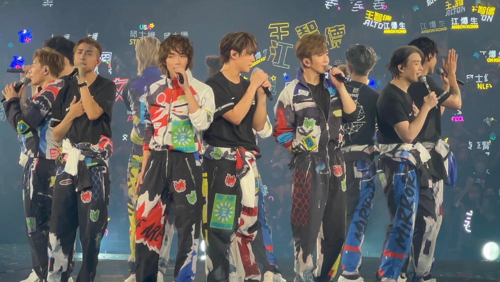 Thousands of fearful Mirror fans sign petition after singer falls off stage