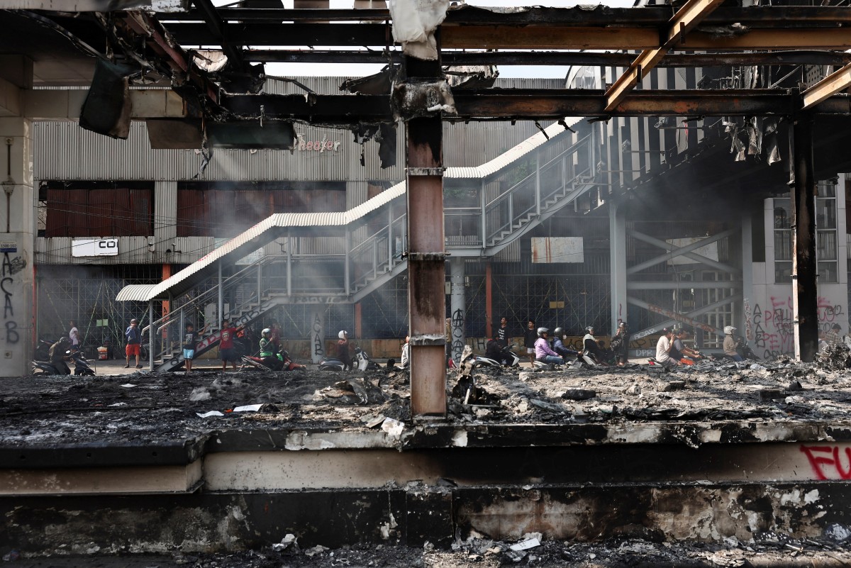 Deadly Indonesia protests force U-turn on lawmakers' pay