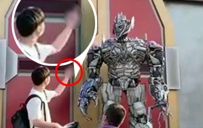 Transformers' Megatron scolds tourist who gives him the finger