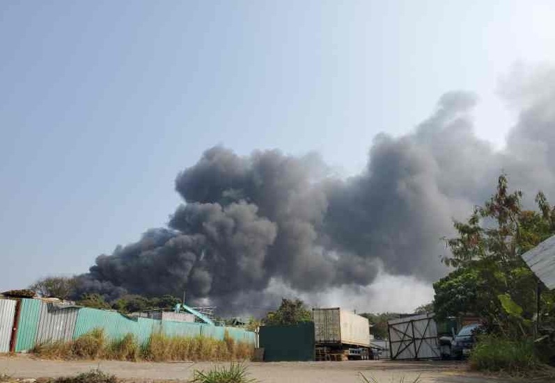Ten evacuated from Lau Fau Shan plastic factory fire