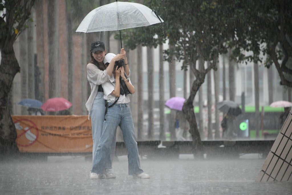 Amber Rainstorm signal in force; all afternoon schools suspended