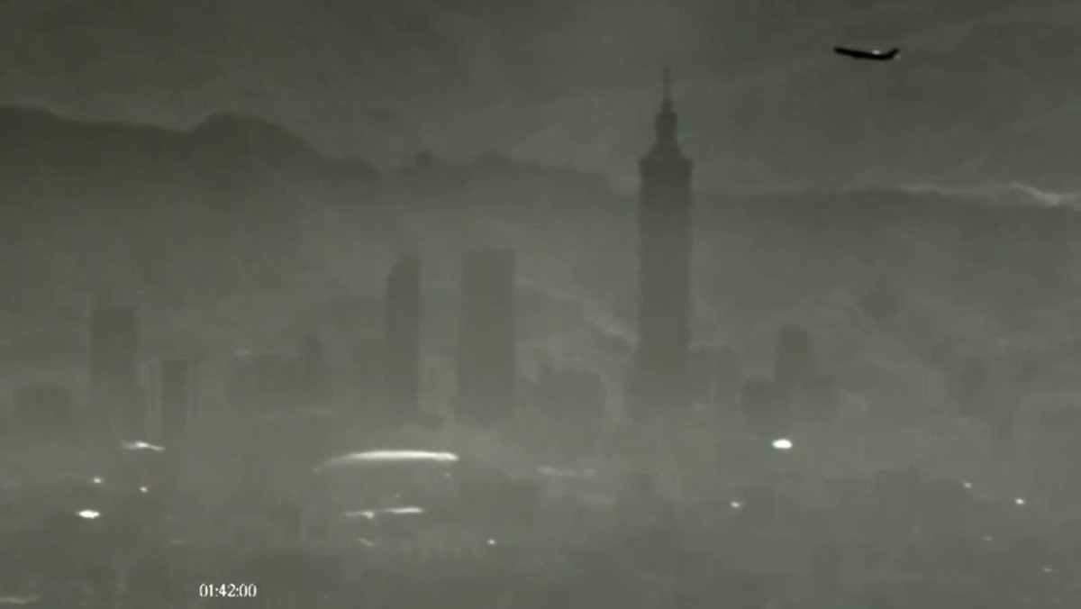 (Video) PLA drone seen flying past Taipei 101 in military drills: CCTV