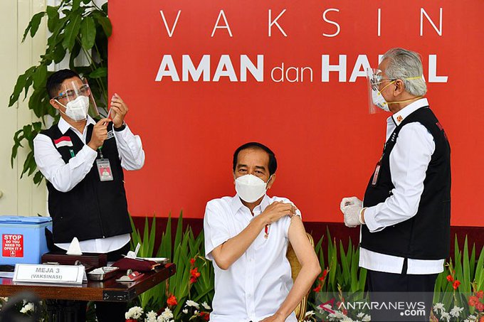 Indonesian President Joko Widodo, head of Muslim group get Sinovac vaccine