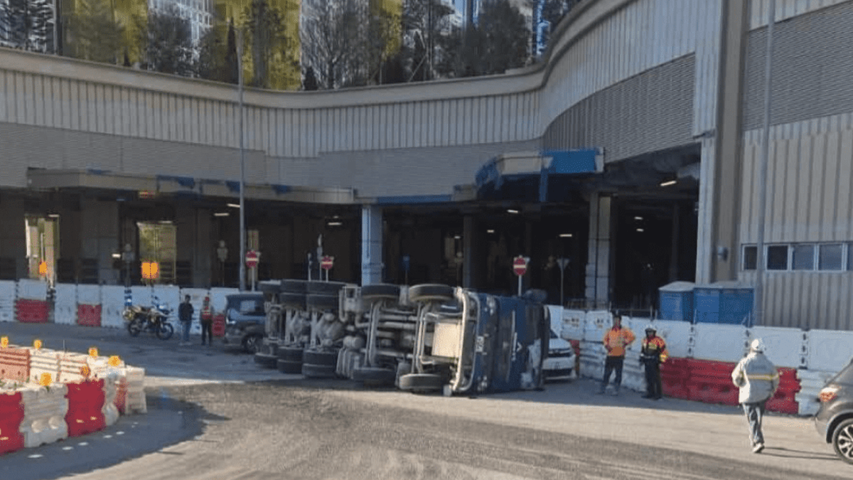 Cement mixer topples at roundabout in Pat Heung