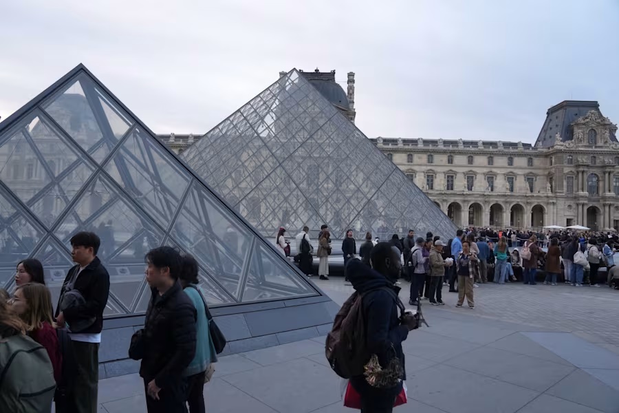 The Louvre reopens 3 days after thieves took French crown jewels in ...