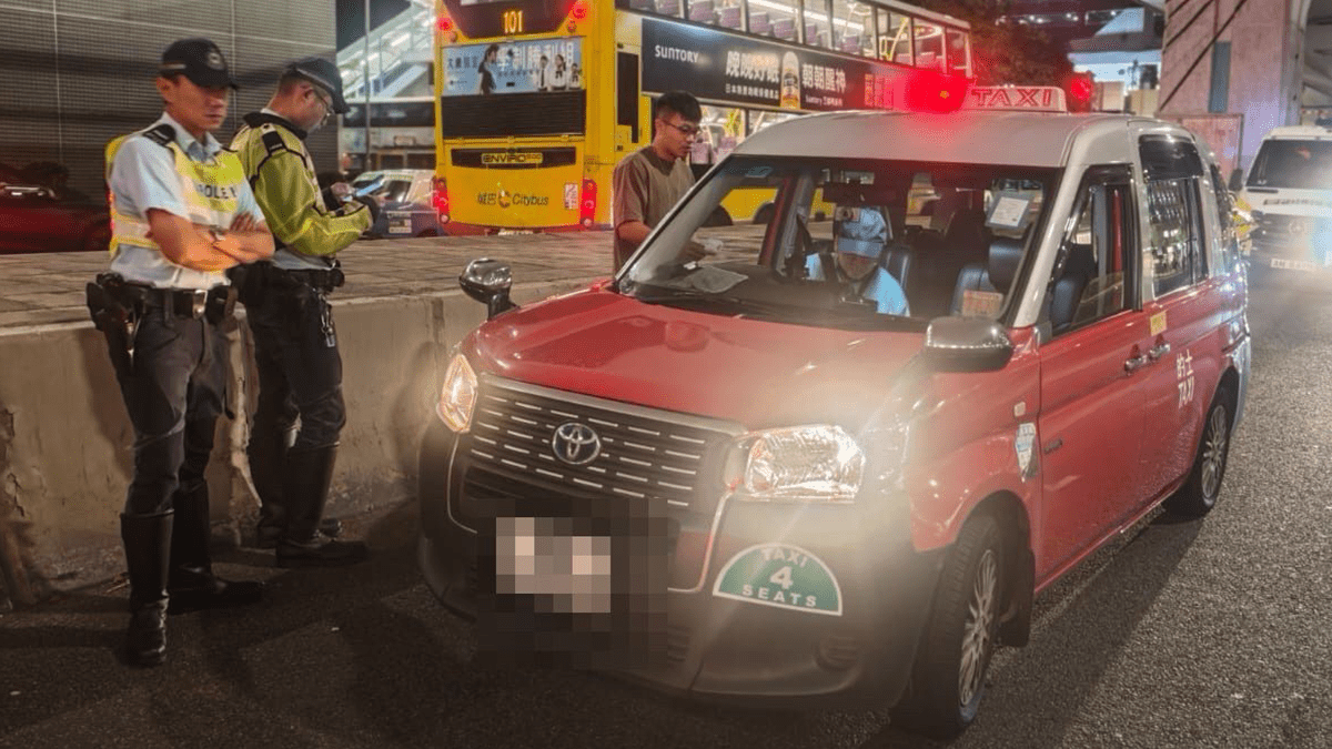 Undercover police nab 2 taxi drivers in Central for refusal of hire