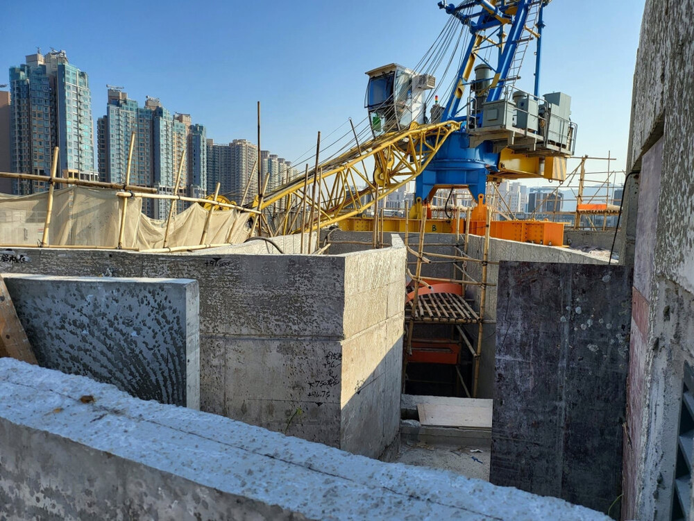 Tower Crane falls in TKO construction site, no injury